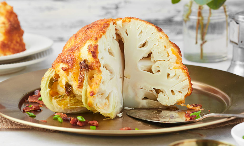 Receta: Coliflor entera asada con costra de queso cheddar y keto